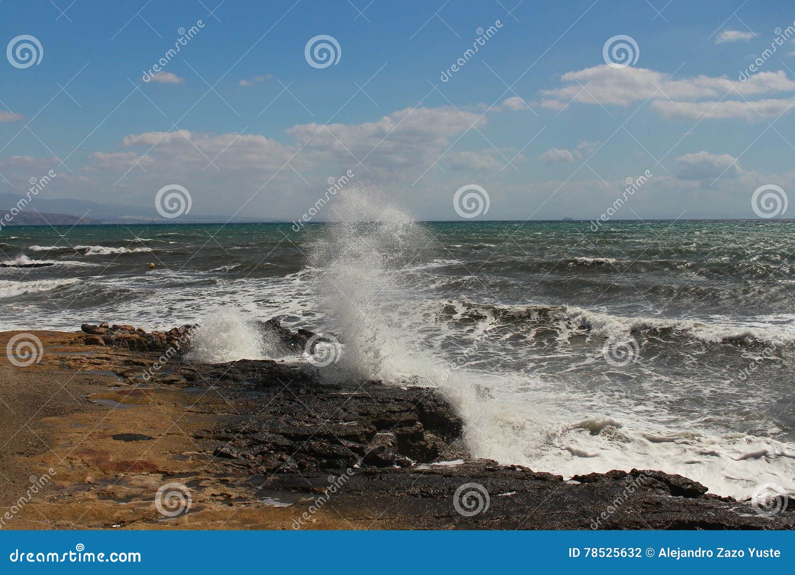 Rompe olas stock photo. Image of rompiendo, nubes, rocas - 78525632