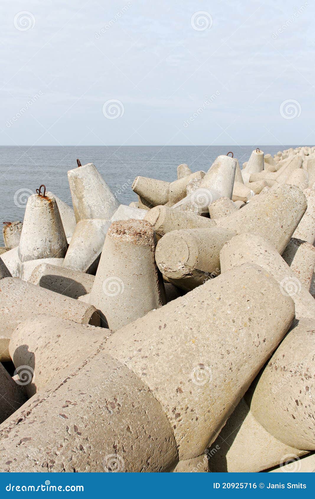 Rompeolas. foto de archivo. Imagen de horizonte, piedra - 20925716