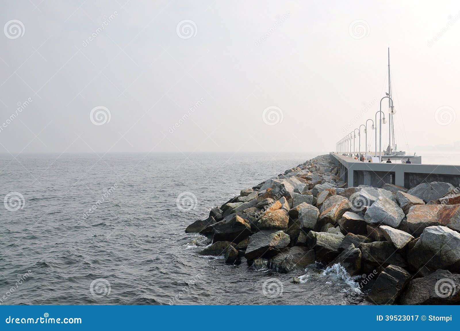 Rompeolas imagen de archivo. Imagen de roca, potencia - 39523017