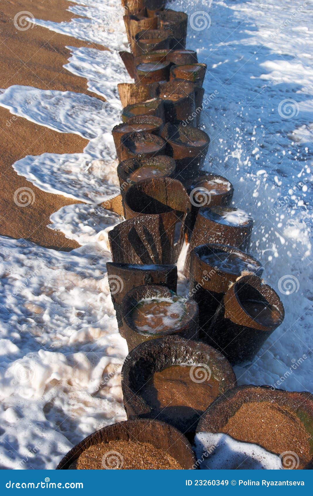 Rompeolas Con La Onda De Balanceo Imagen de archivo - Imagen de marea ...