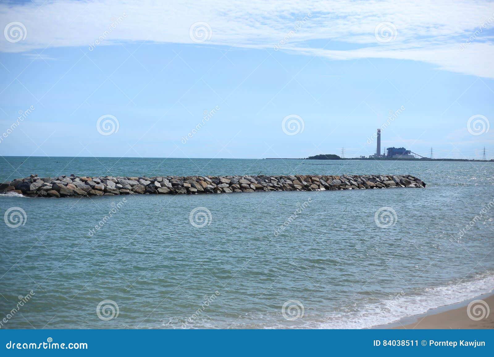 Rompeolas De La Roca Y Cielo Azul Imagen de archivo - Imagen de ...