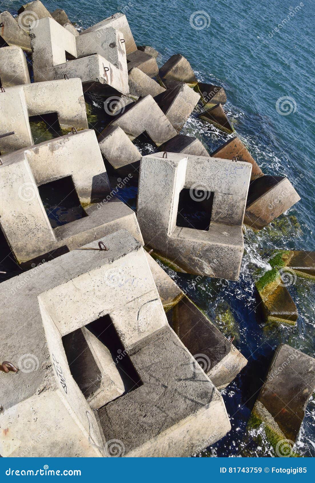 Rompeolas De Las Figuras De Piedra Rectangulares Imagen de archivo ...