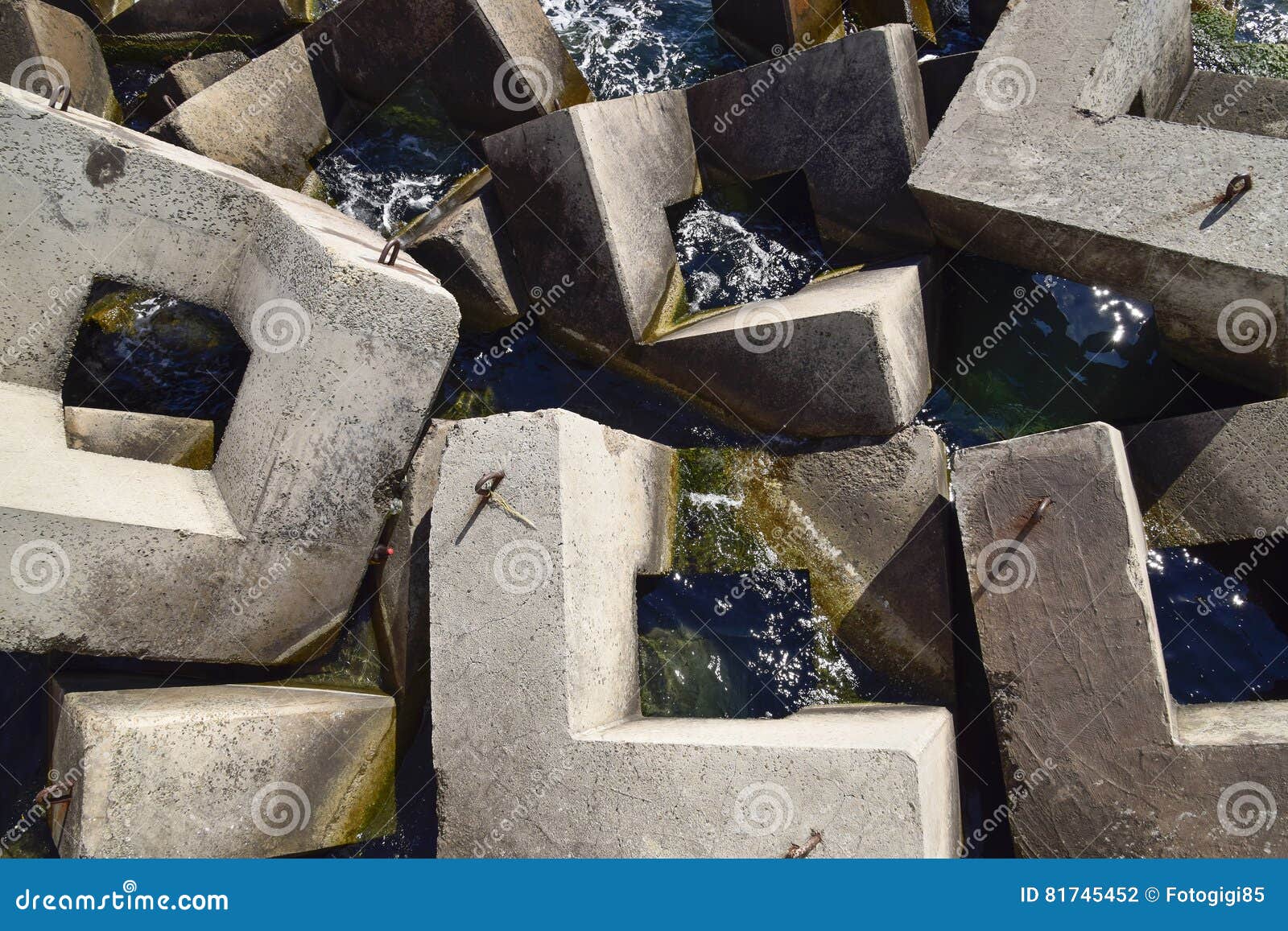 Rompeolas De Las Figuras De Piedra Rectangulares Foto de archivo ...