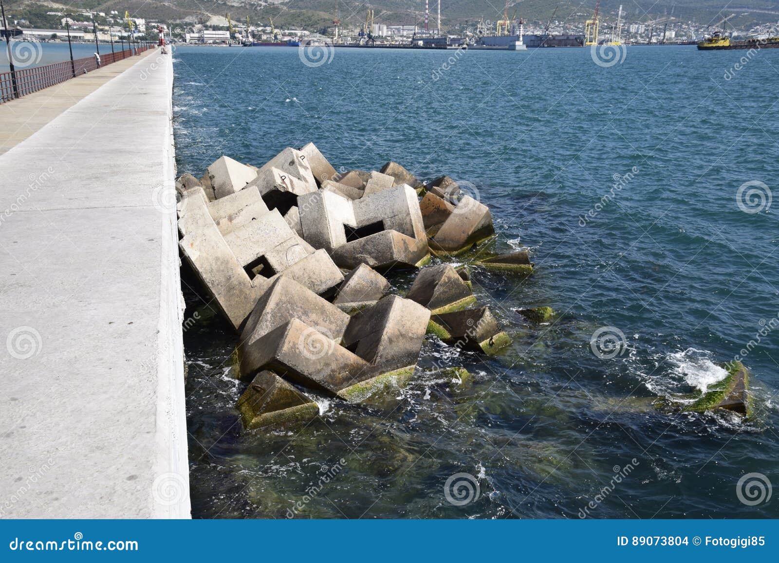Rompeolas De Las Figuras De Piedra Rectangulares Foto de archivo ...