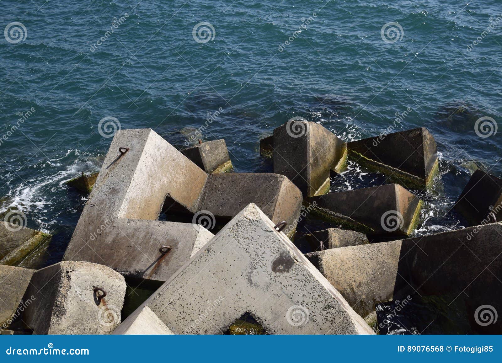 Rompeolas De Las Figuras De Piedra Rectangulares Foto de archivo ...