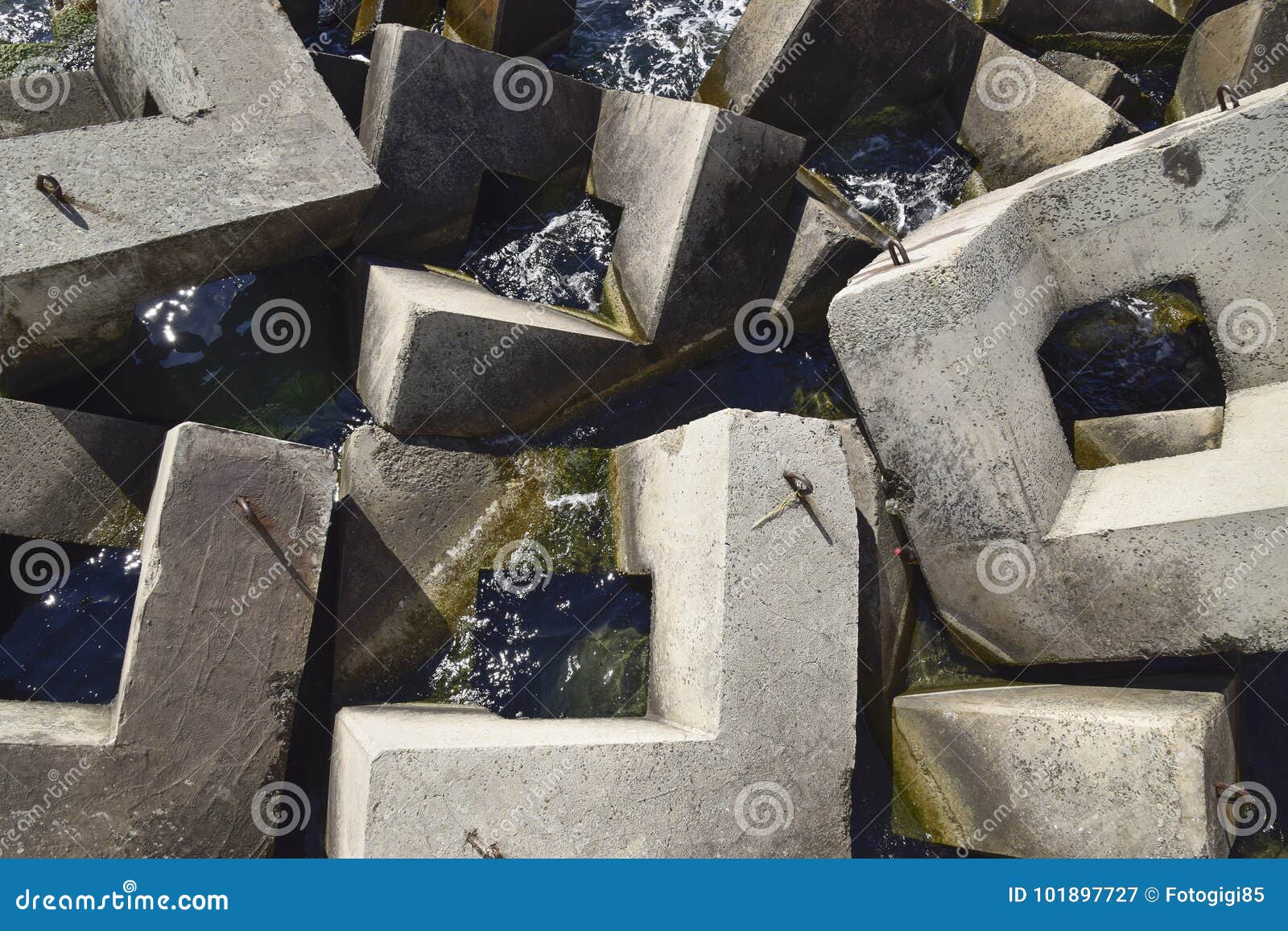Rompeolas De Las Figuras De Piedra Rectangulares Imagen de archivo ...