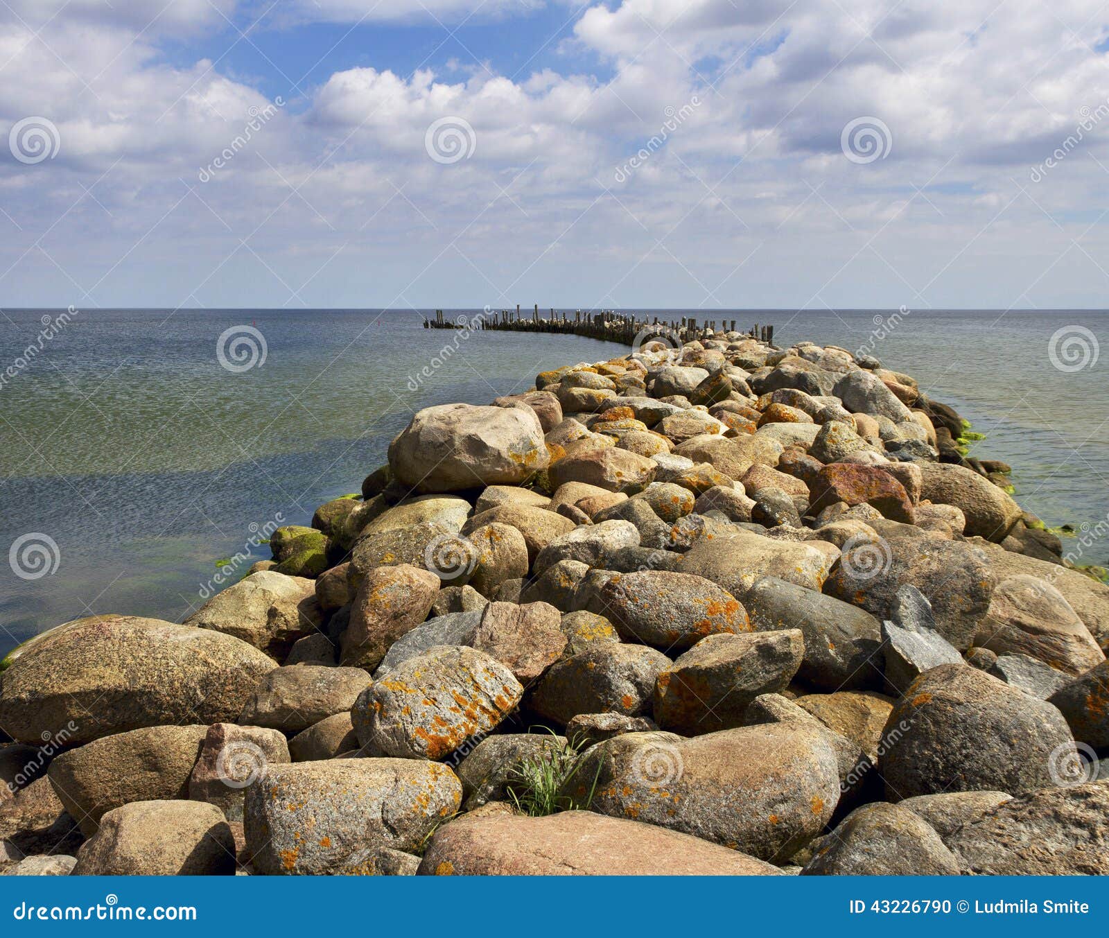 Rompeolas de piedra foto de archivo. Imagen de costero - 43226790