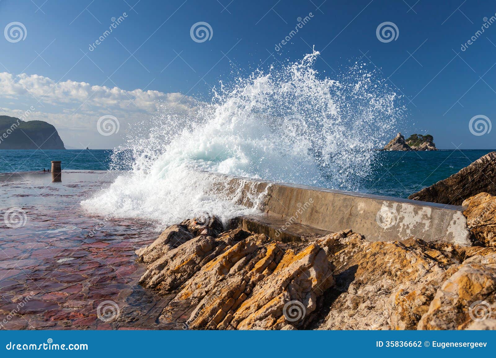 Rompeolas De Piedra Con Las Ondas De Fractura Foto de archivo - Imagen ...