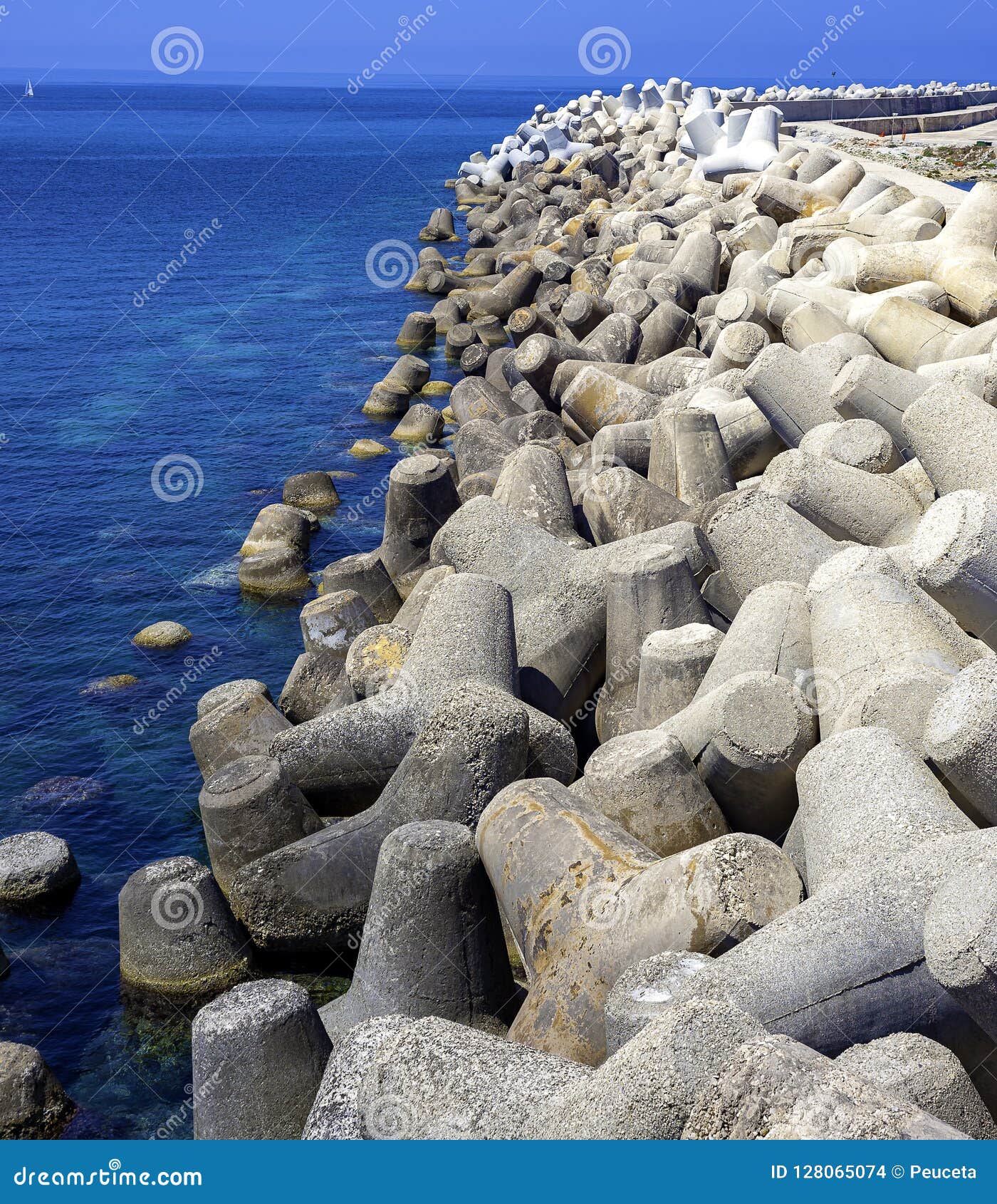 Rompeolas Del Bloque De Cemento Tetrápodo Foto de archivo - Imagen de ...