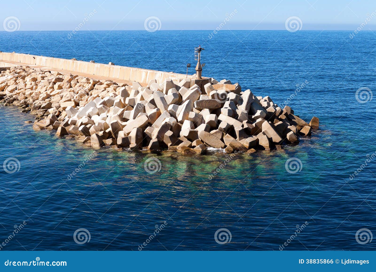Rompeolas En El Mar Azul Cristalino Foto de archivo - Imagen de onda ...