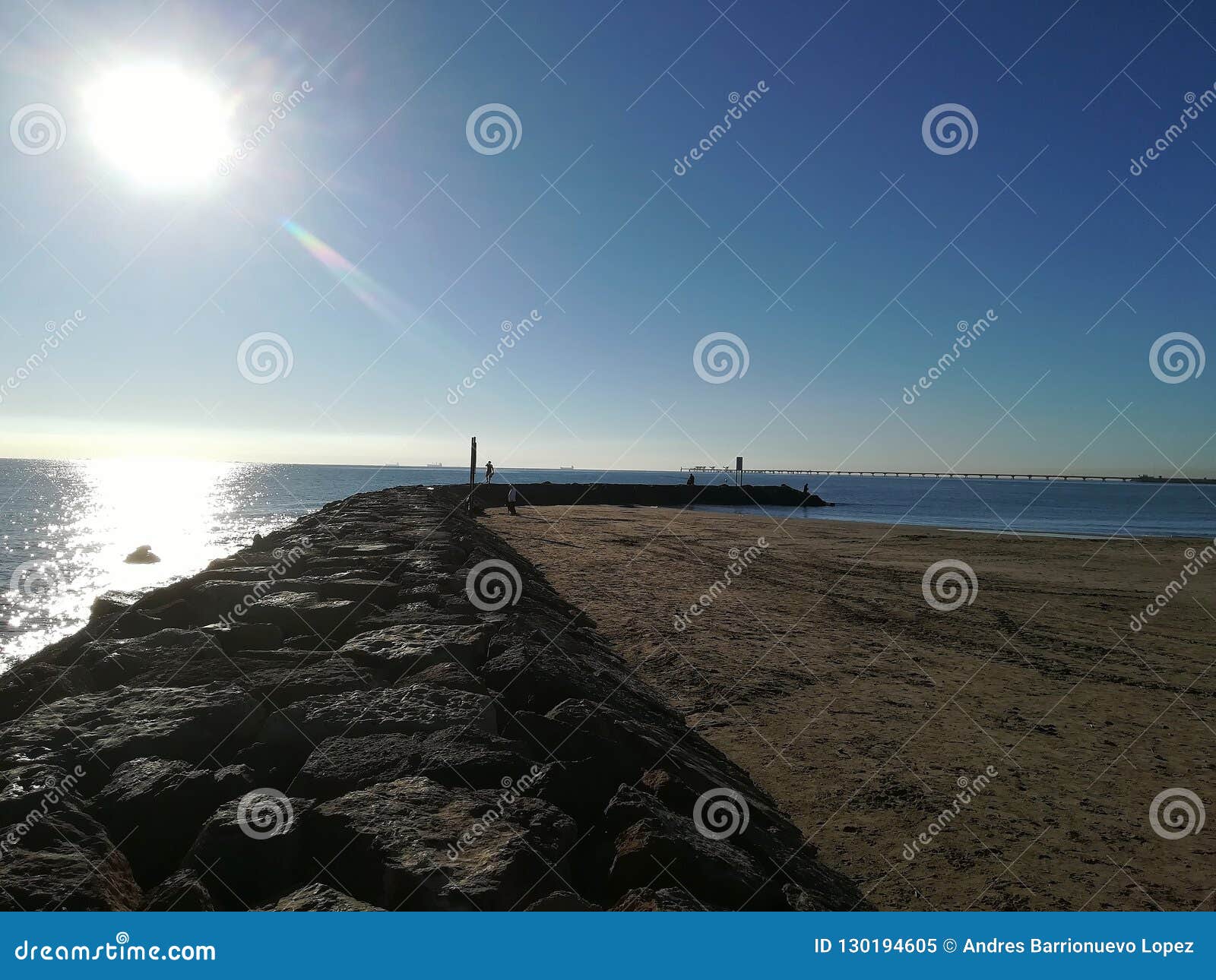 Rompeolas en la playa imagen de archivo. Imagen de inferior - 130194605