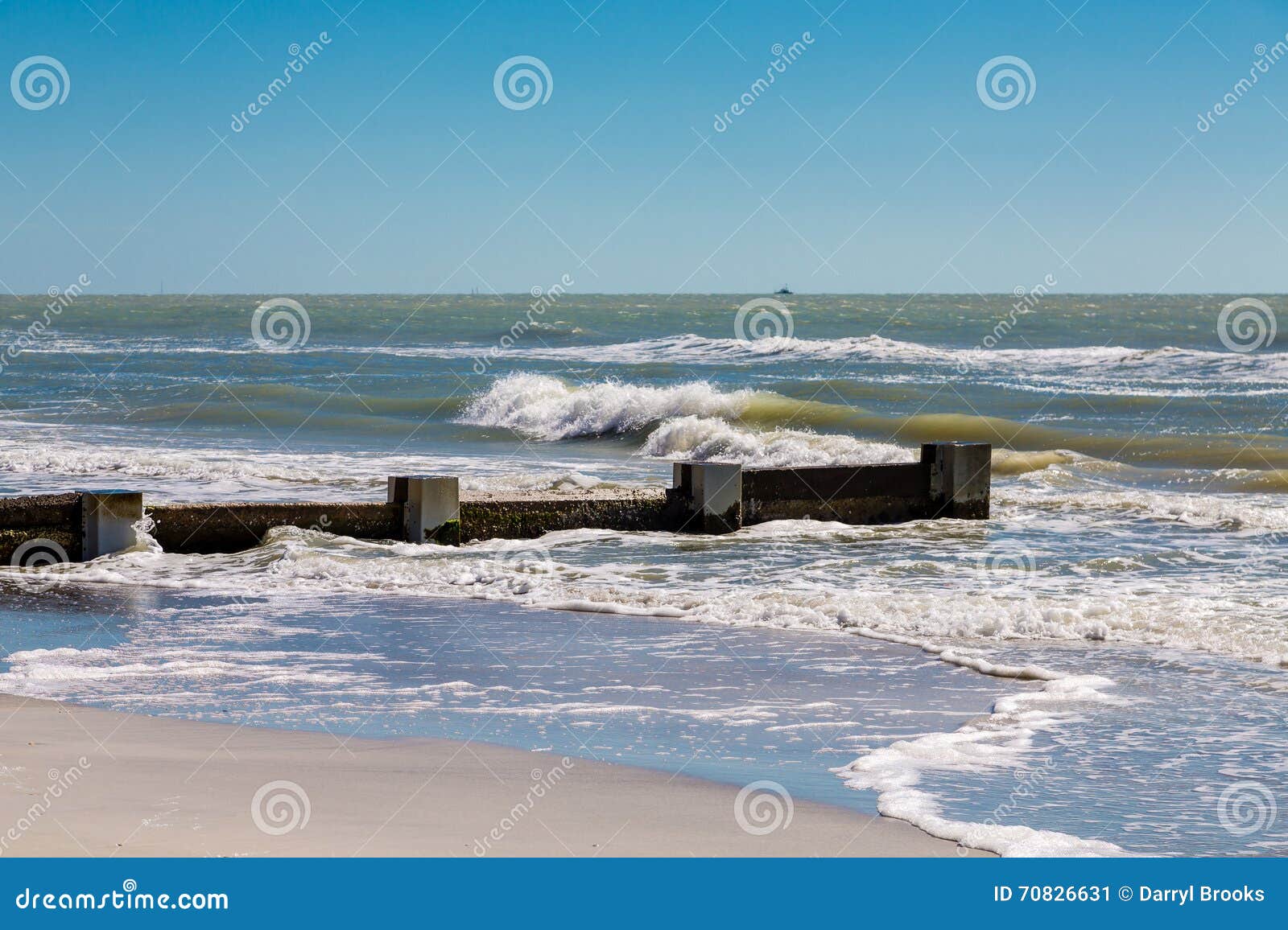Rompeolas en la playa imagen de archivo. Imagen de pared - 70826631