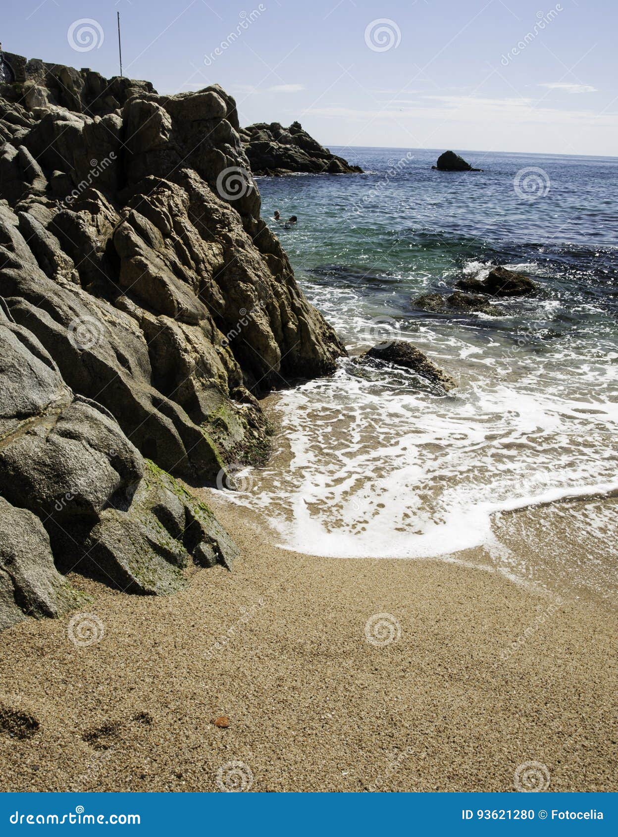 Rompeolas en la playa foto de archivo. Imagen de océano - 93621280