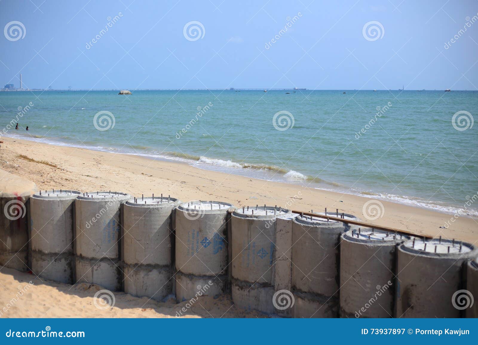 Rompeolas Hecho De Los Tubos Del Cemento Fotografía editorial - Imagen ...