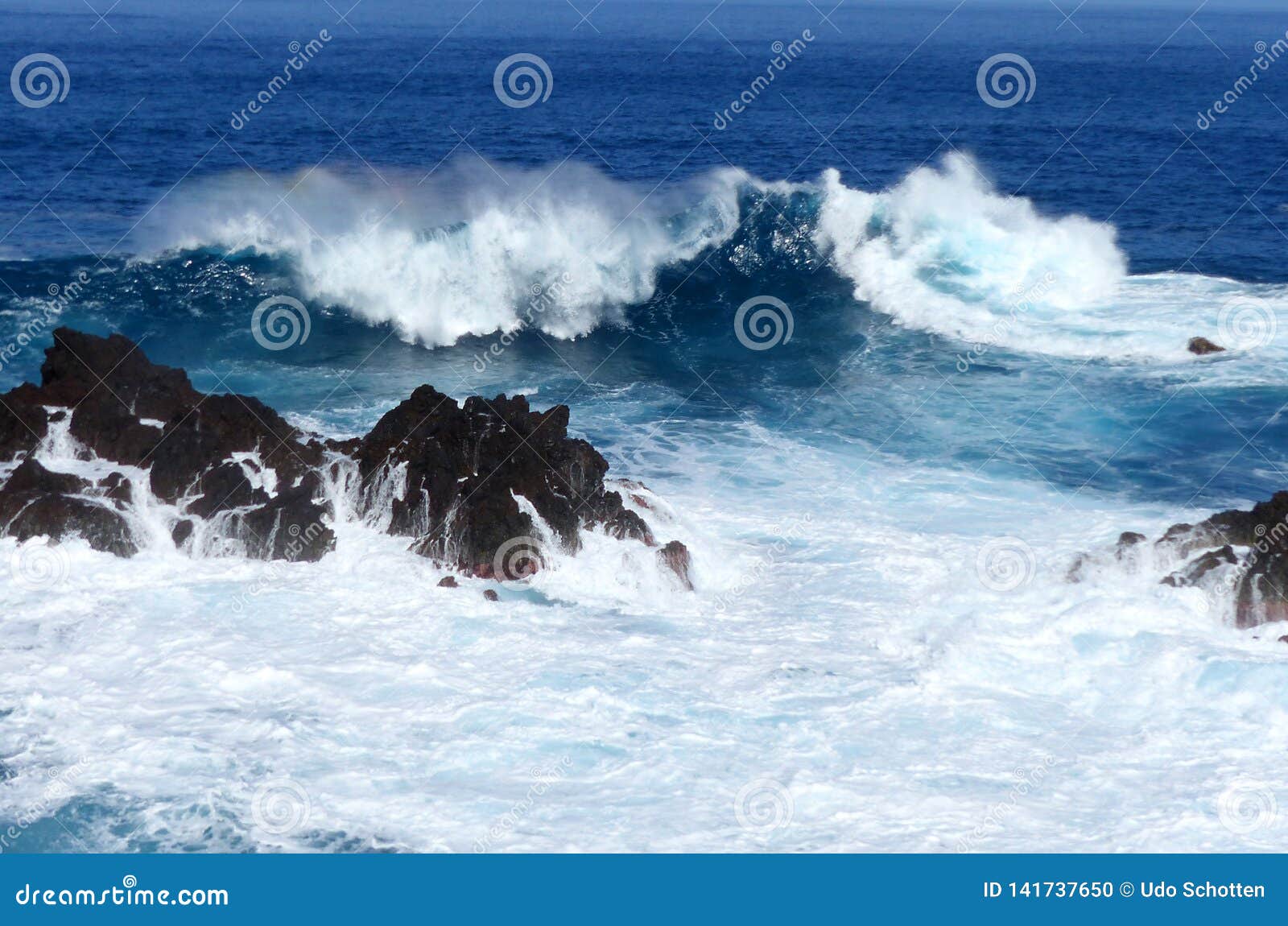 Rompeolas Natural De La Costa Foto de archivo - Imagen de profundidad ...