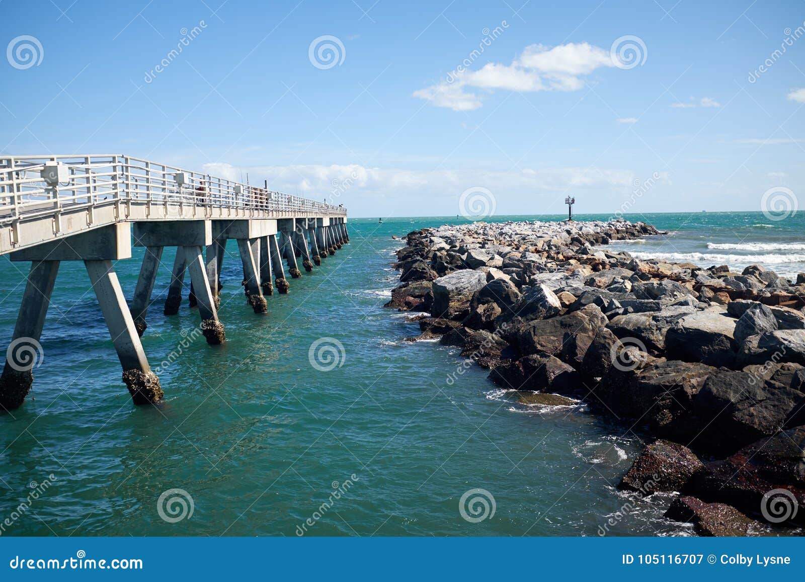 Rompeolas Natural De La Roca Junto a Un Embarcadero Imagen de archivo ...