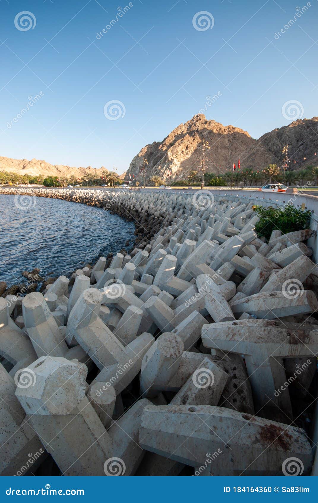 Rompeolas foto de archivo. Imagen de costa, exterior - 184164360