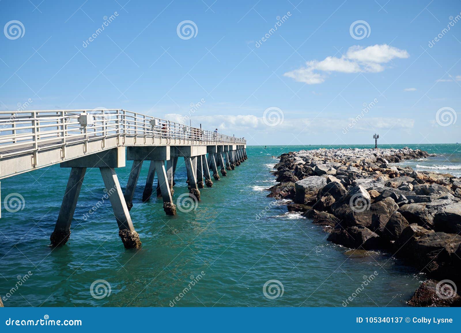 Rompeolas Y Embarcadero Naturales De La Roca En La Florida Imagen de ...