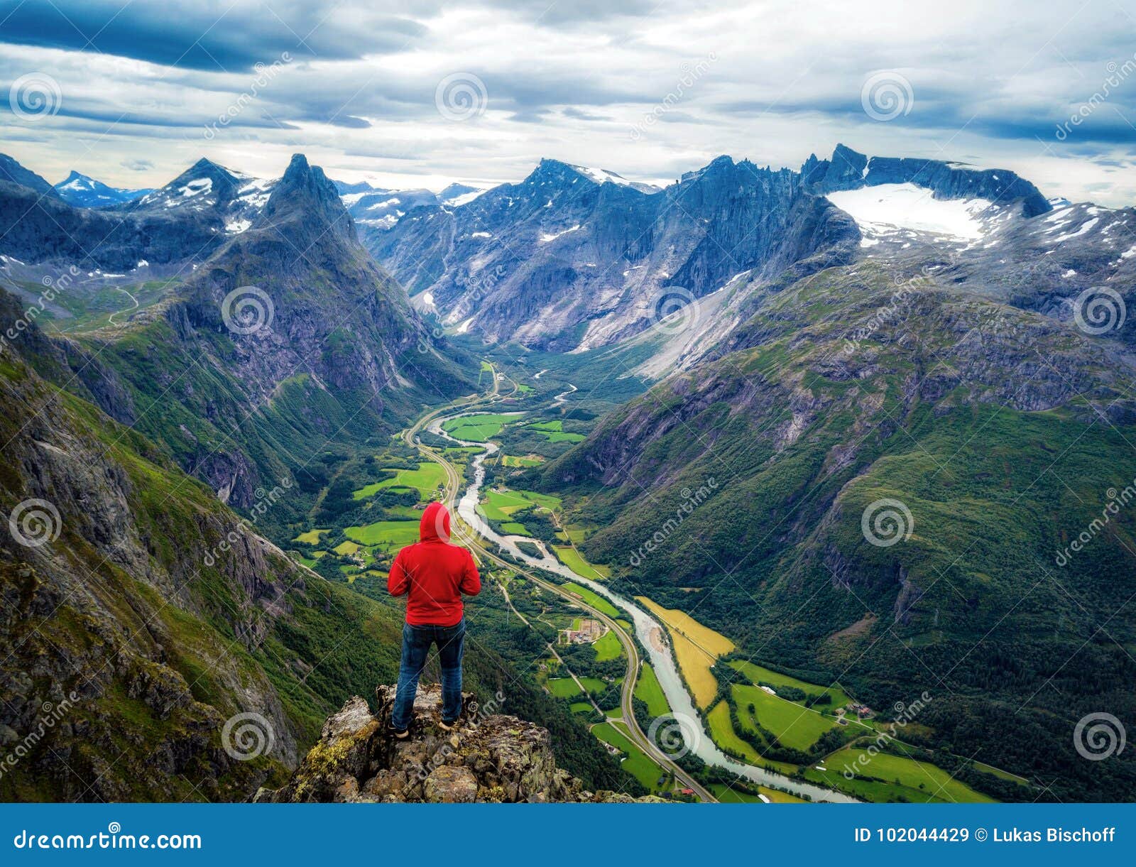 Romsdalseggen Ridge Norway image stock. Image du homme - 102044429