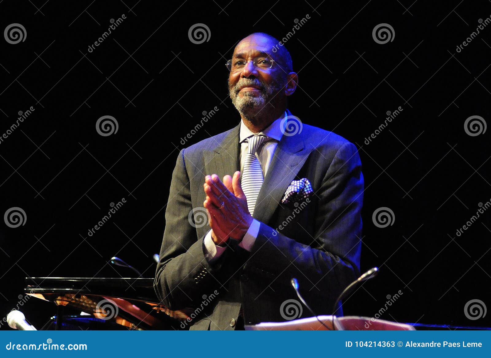 Ron Carter photo stock éditorial. Image du jardin, pendant - 104214363