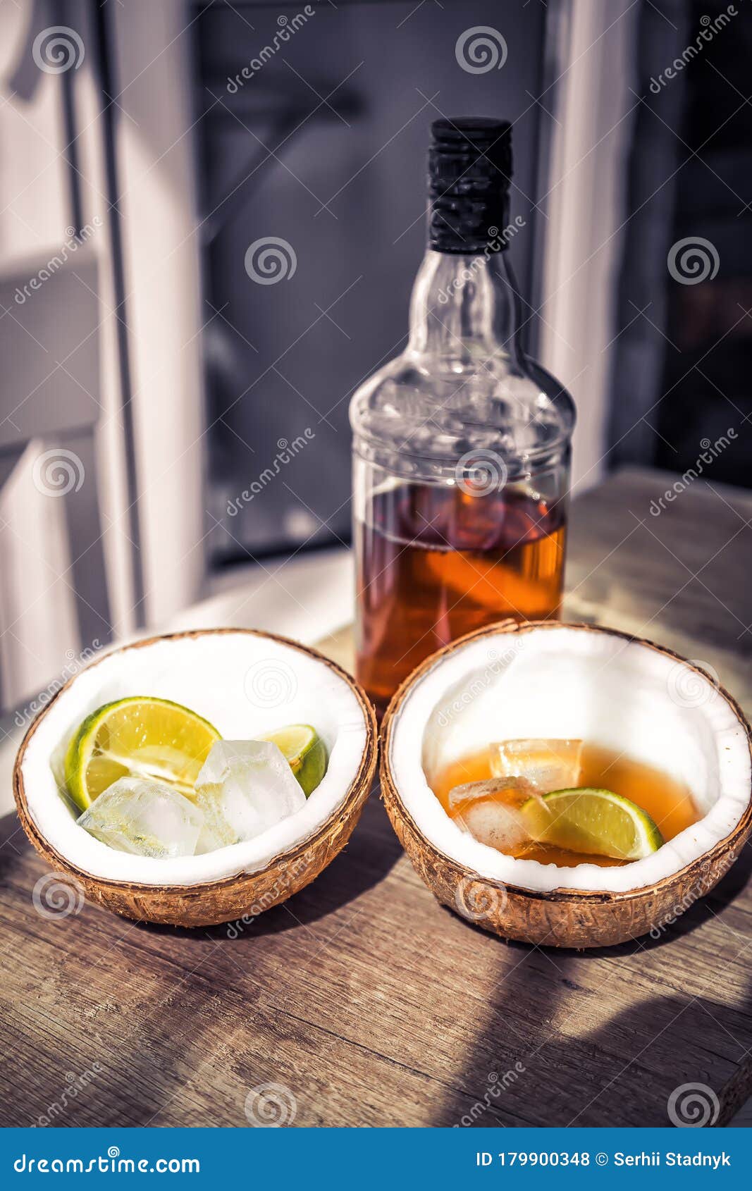 Ron Con Hielo Y Coco, Una Botella De Ron Con Lima Foto de archivo ...