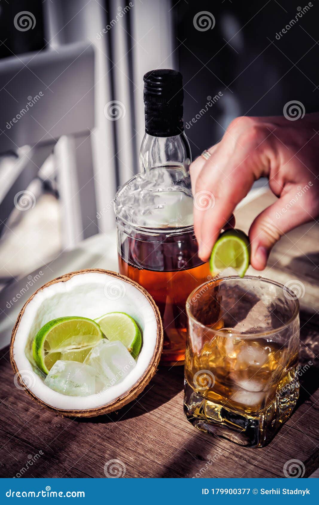 Ron Con Hielo Y Coco, Una Botella De Ron Con Lima Imagen de archivo ...