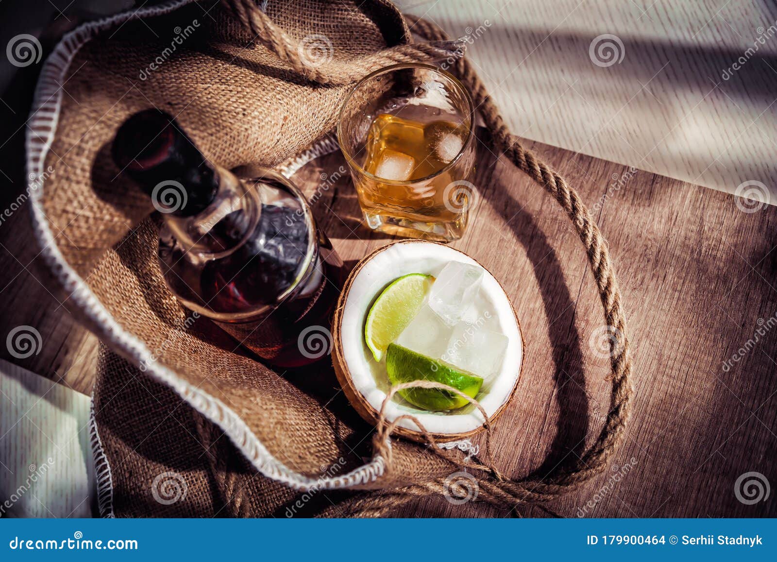 Ron Con Hielo Y Coco, Una Botella De Ron Con Lima Foto de archivo ...