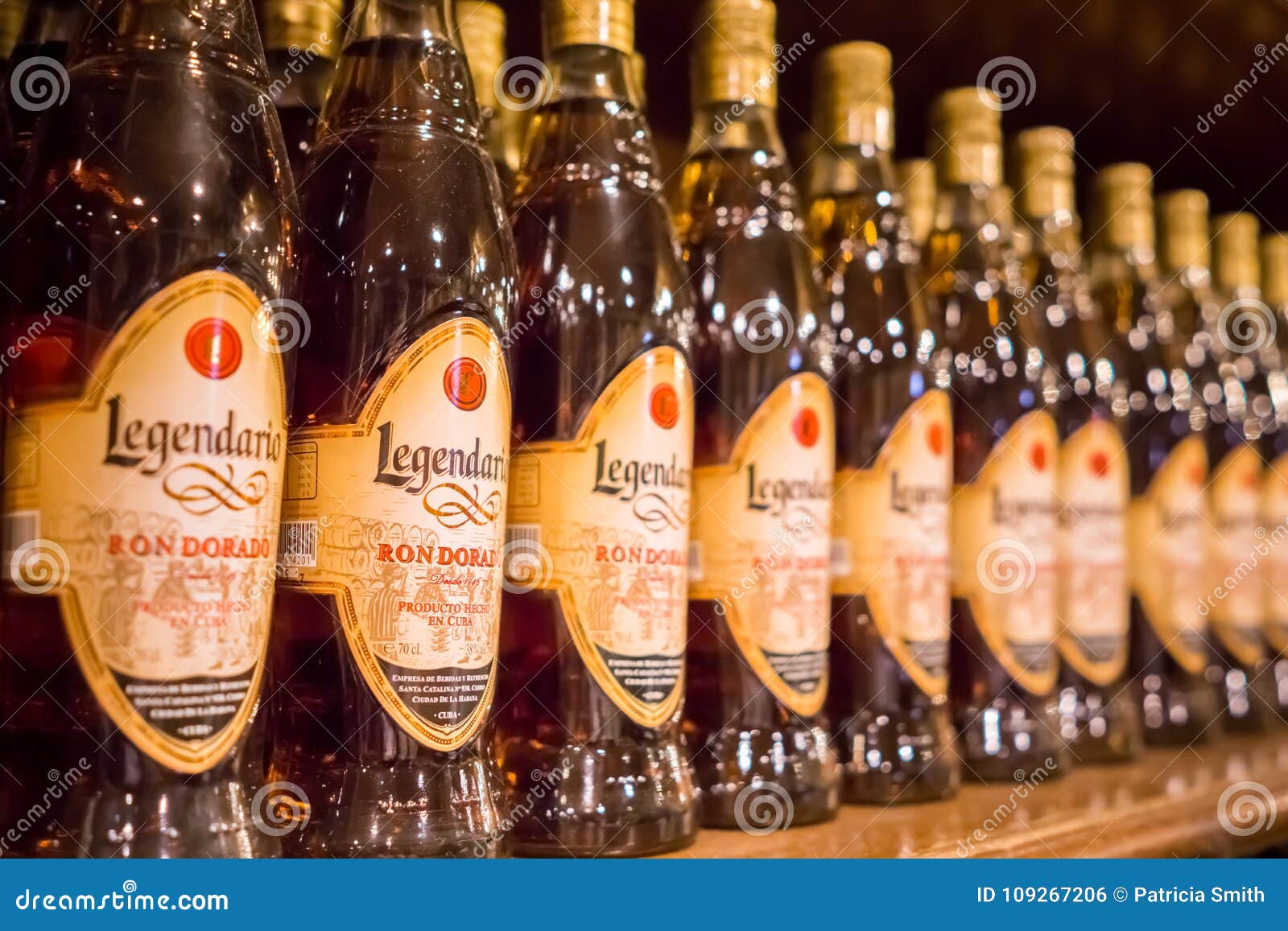 Ron De Legendario Ron Dorado Foto editorial - Imagen de elixir, licor ...