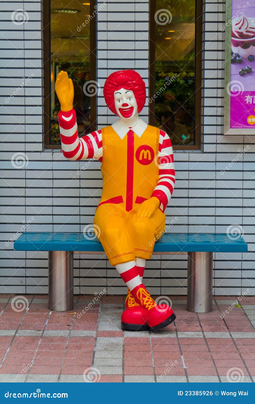 Ronald McDonald Que Se Sienta En La Silla Foto editorial - Imagen de ...
