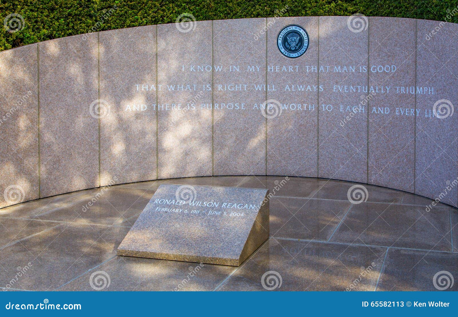 Ronald Reagan Headstone Em Reagan Library Foto de Stock Editorial ...