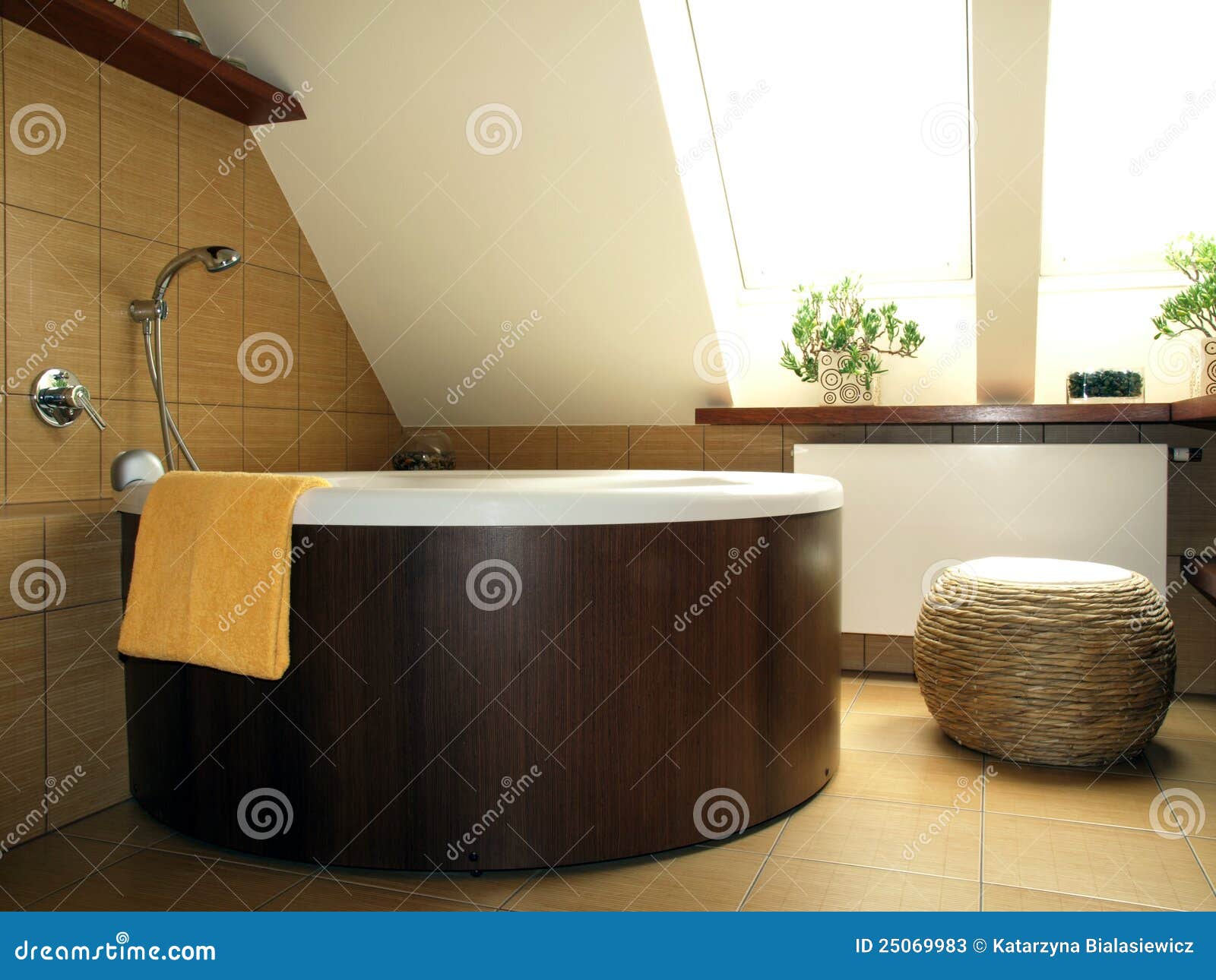 Rond bad stock afbeelding. Image of luxe, modern, huis - 25069983