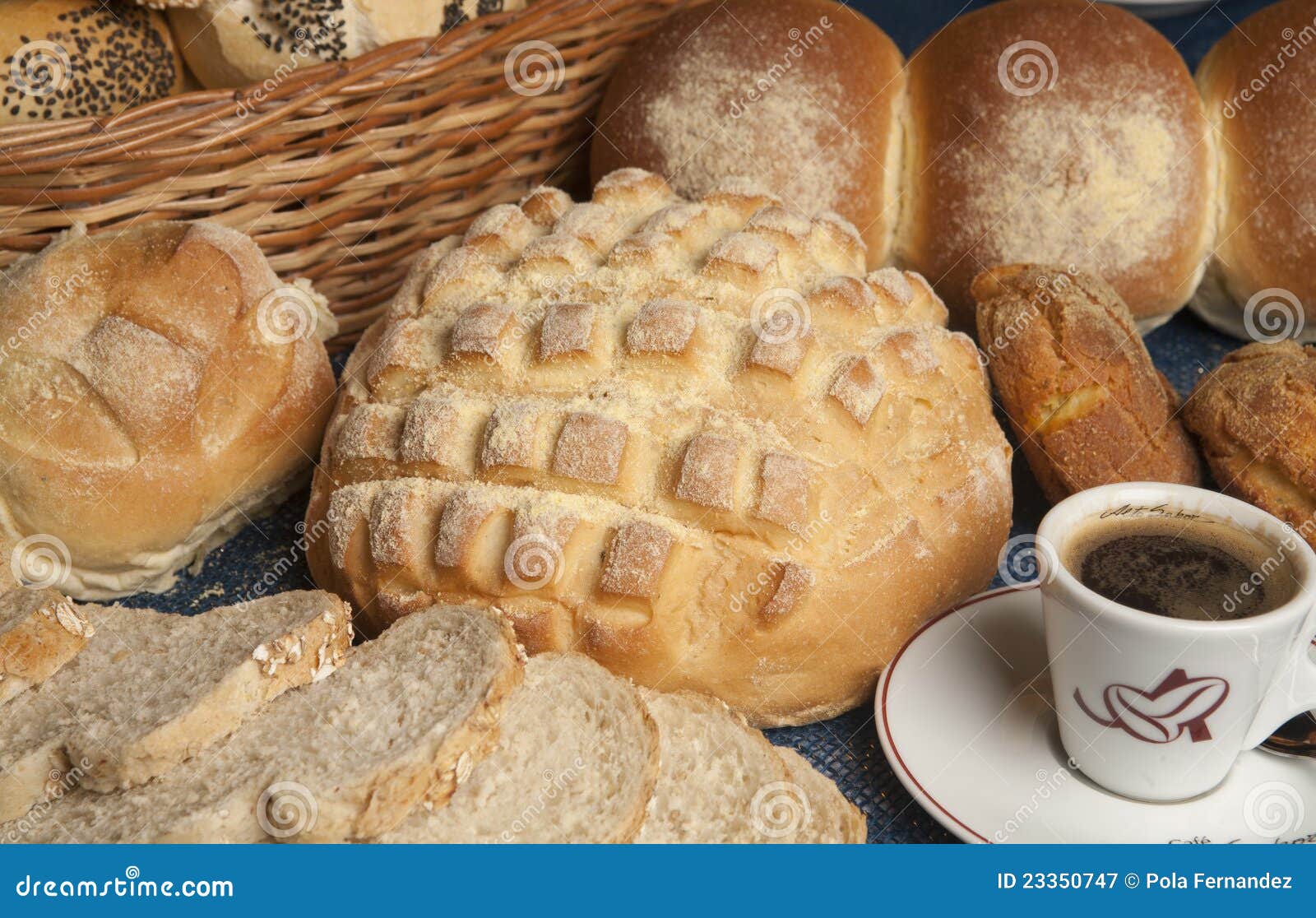 Rond brood stock afbeelding. Image of restaurant, ontbijt - 23350747