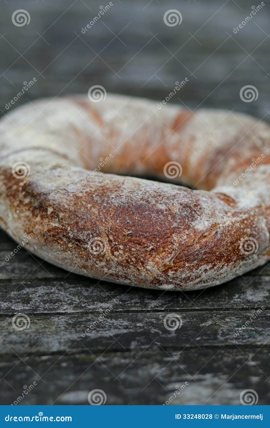 Rond Brood Met Gatenclose-up Stock Foto - Image of brood, bakkerij ...
