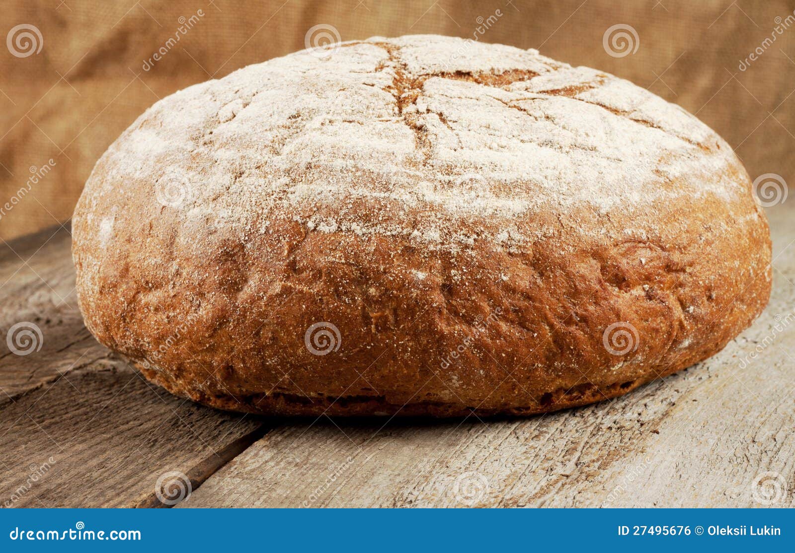 Rond brood van zwart brood stock foto. Image of schot - 27495676