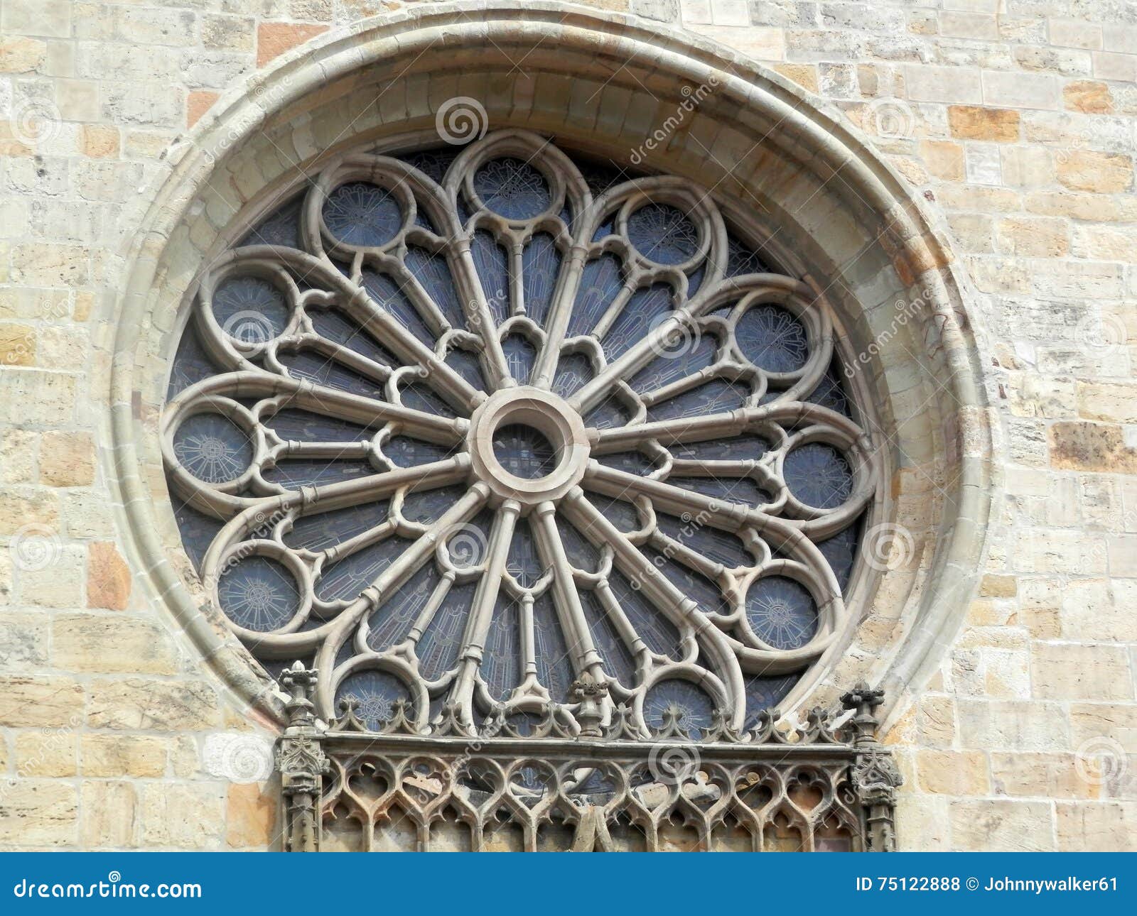 Rond groot venster stock foto. Image of architecturaal - 75122888