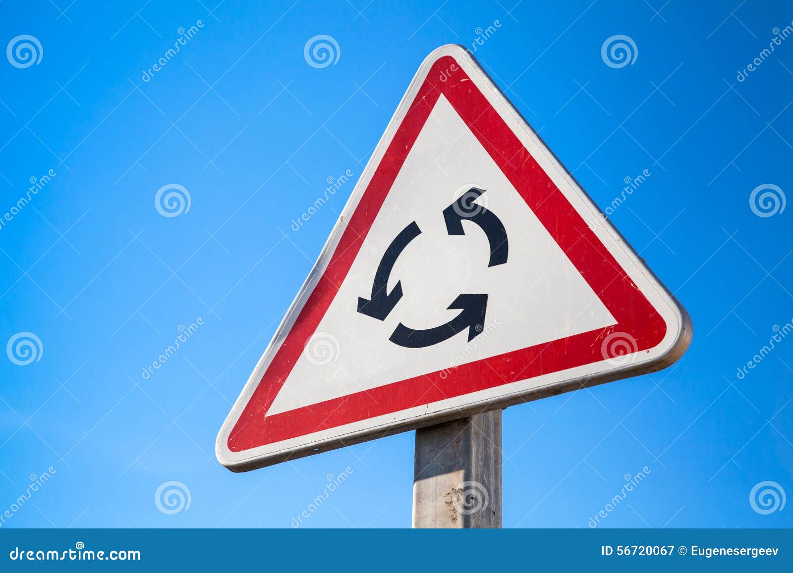 Rond Point Du Trafic, Panneau Routier De Triangle Et Ciel Image stock ...