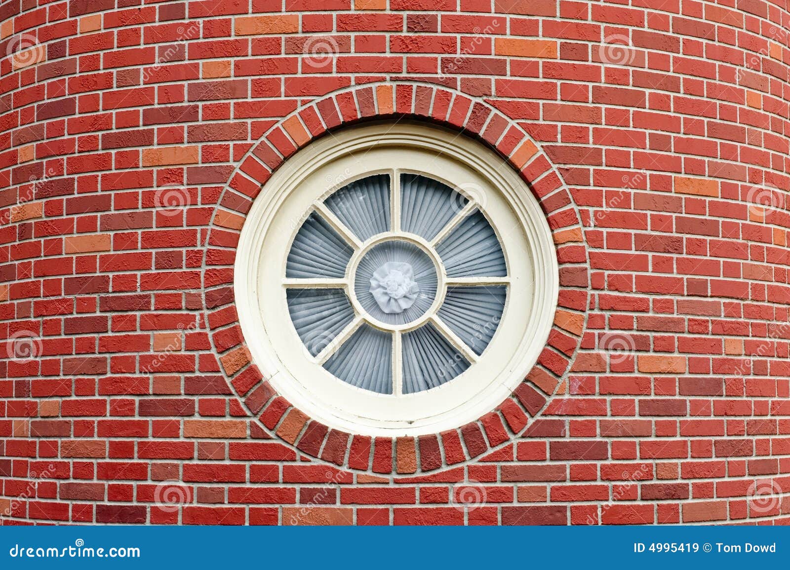 Rond Venster in Baksteentoren Stock Afbeelding - Image of gebouw, rood ...