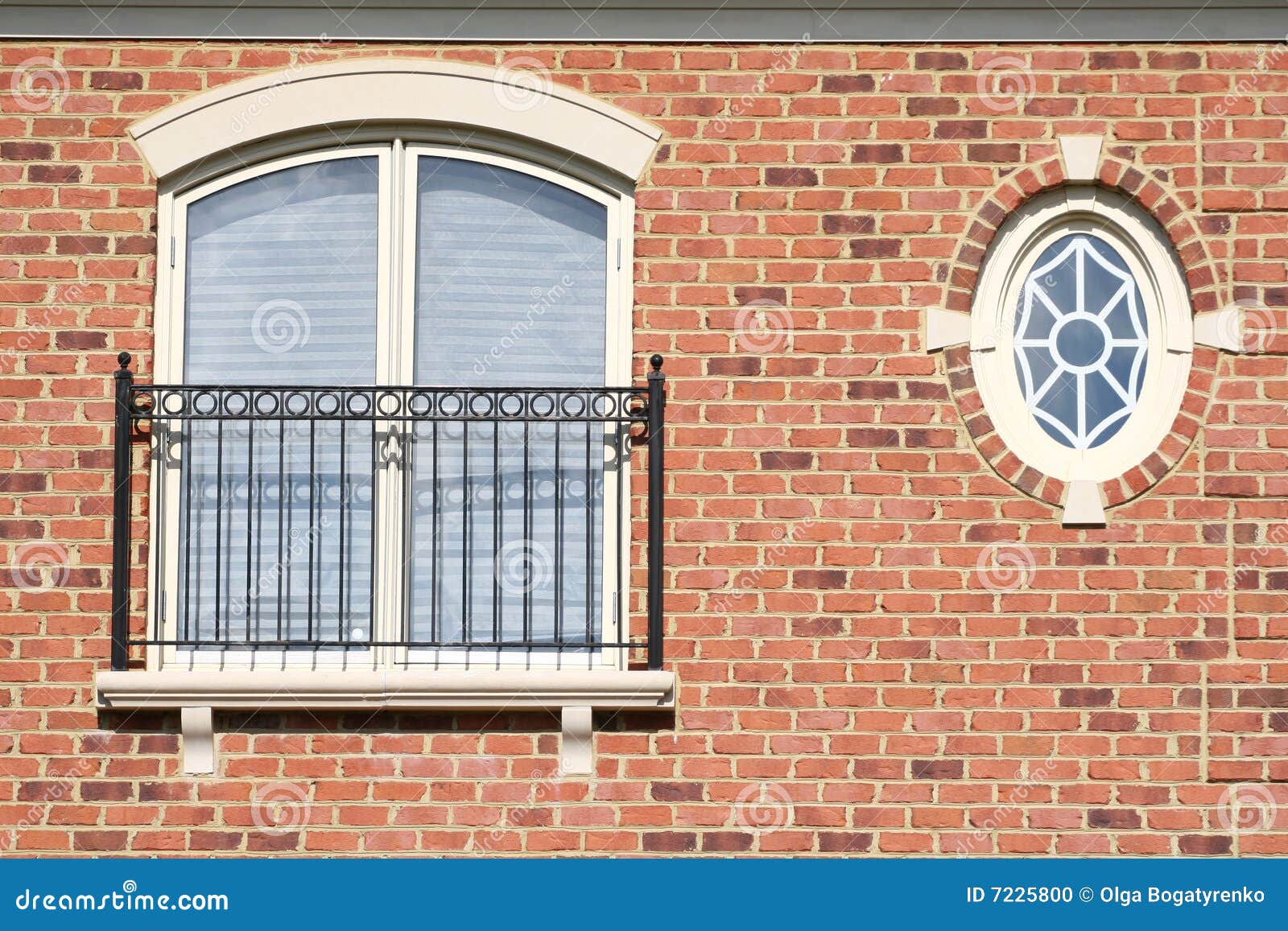 Rond Venster, Bakstenen Muur, Balkon Stock Foto - Image of ronde ...