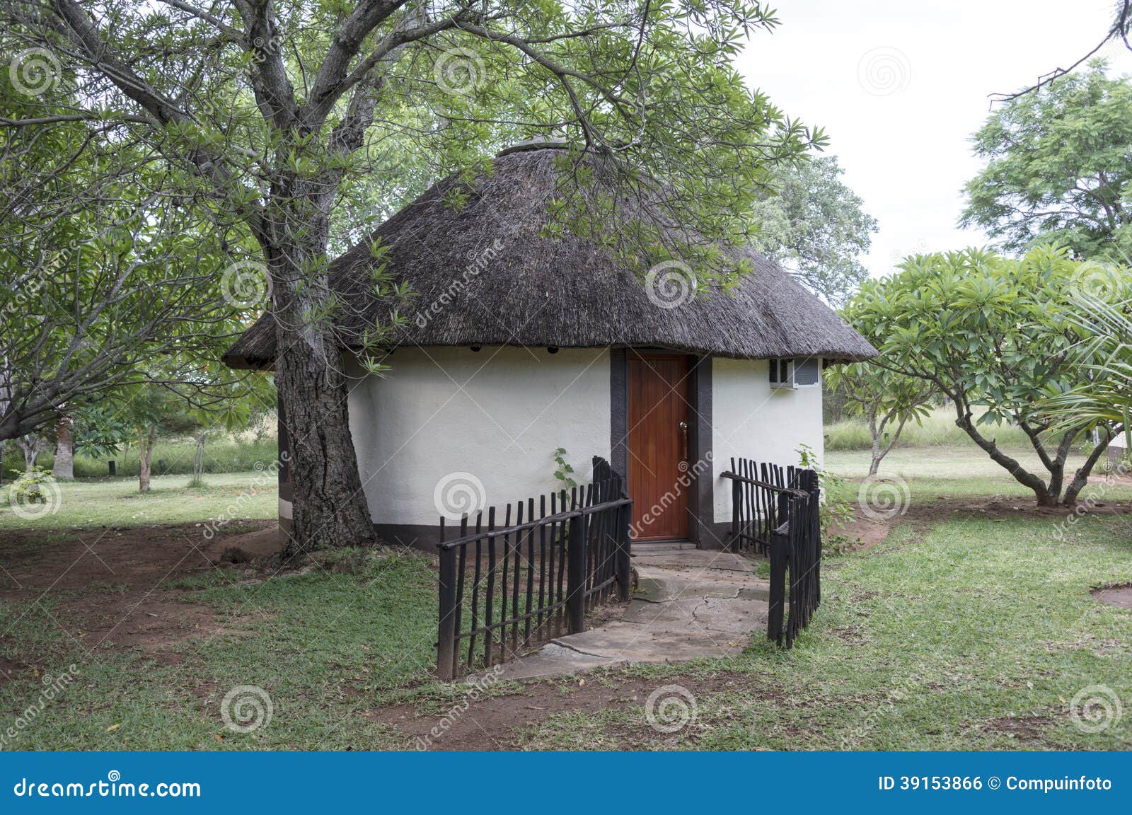 Rondavel africano foto de stock. Imagem de hotel, verde - 39153866