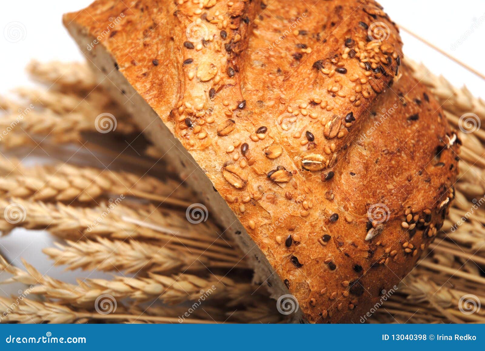 Ronde brood en tarwe stock foto. Image of brood, versheid - 13040398
