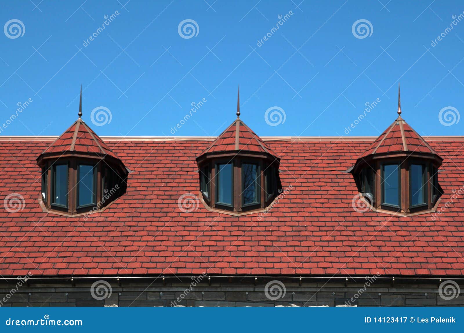 Rood Dak Met Drie Koekoeken Stock Afbeelding - Image of dakspanen ...