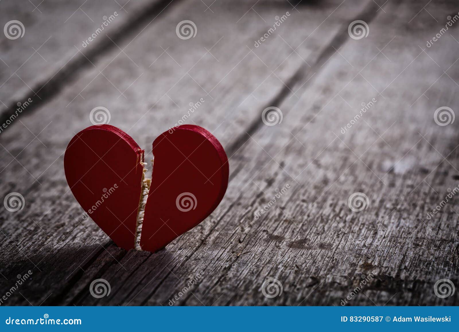 Rood gebroken hart stock afbeelding. Image of spleet - 83290587