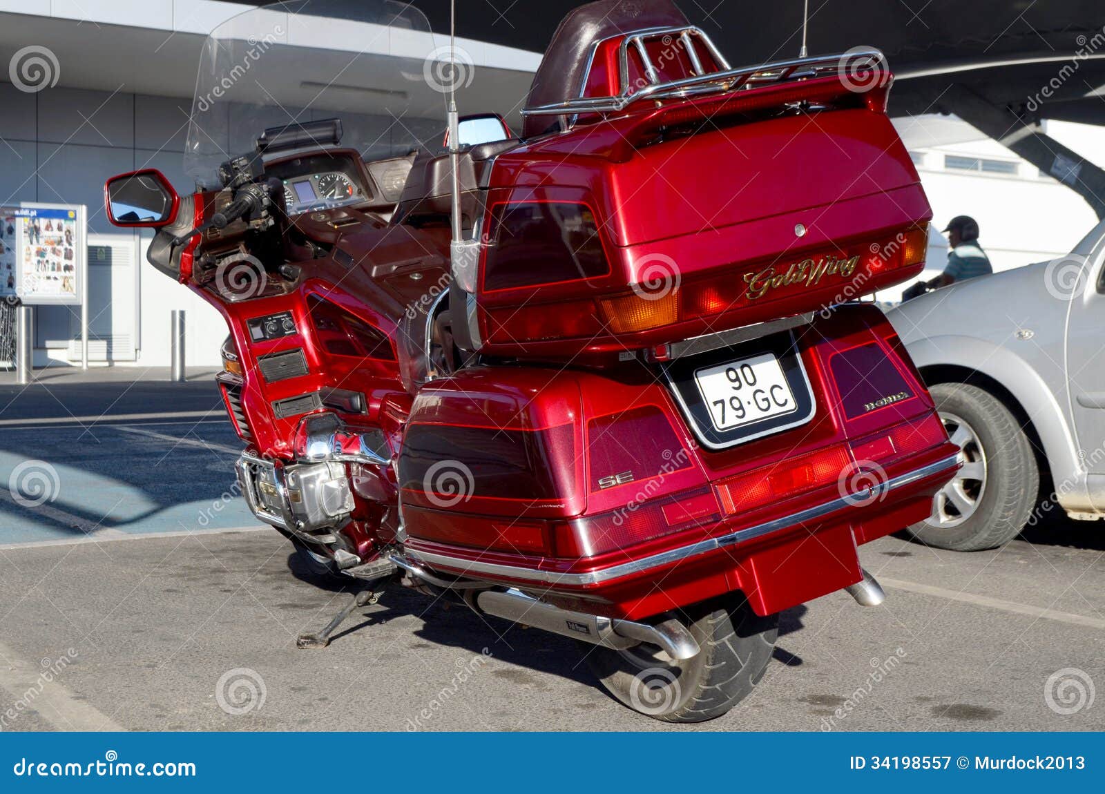 Rood Honda Goldwing redactionele fotografie. Image of blok - 34198557