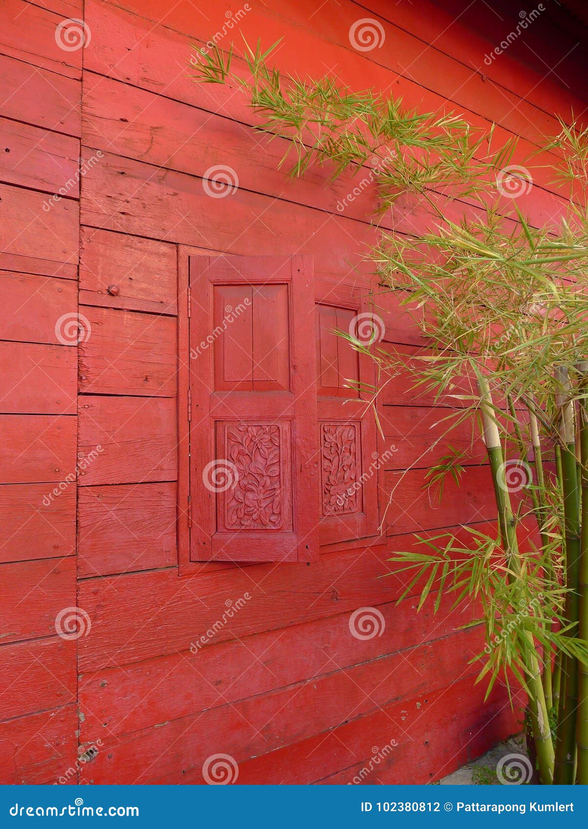 Rood hout en venster stock foto. Image of muur, bouw - 102380812