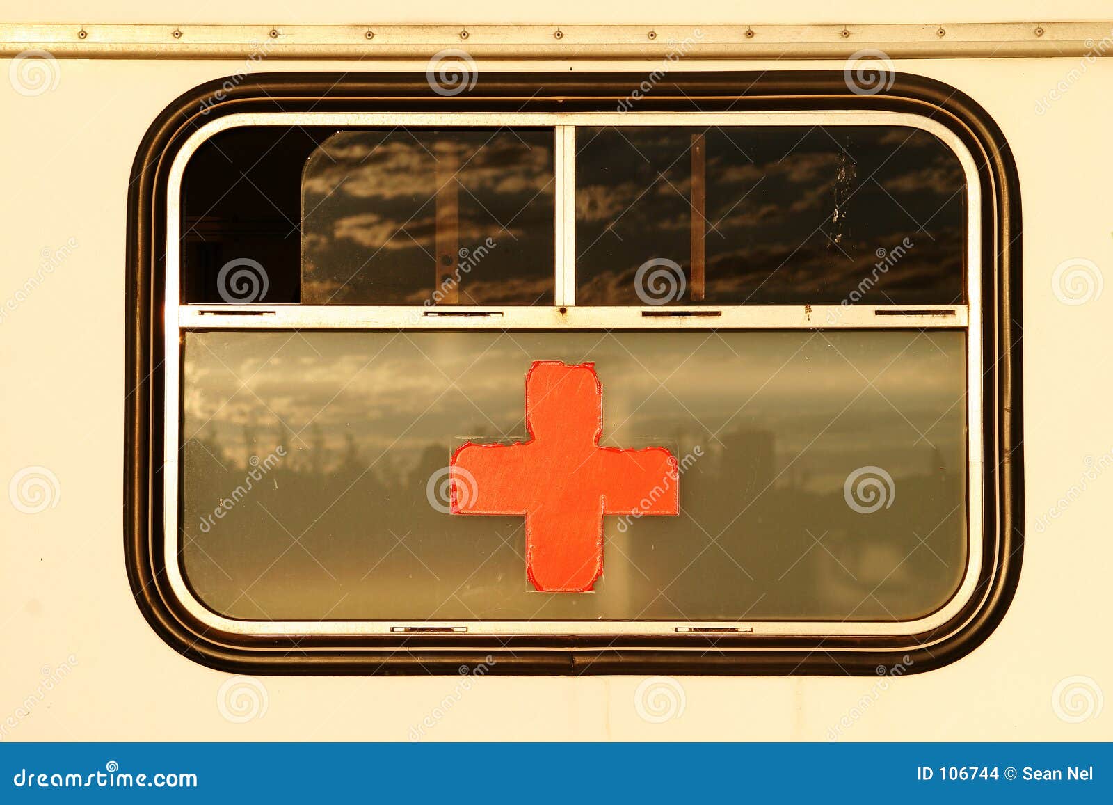 Rood kruis op venster redactionele stock afbeelding. Image of ...