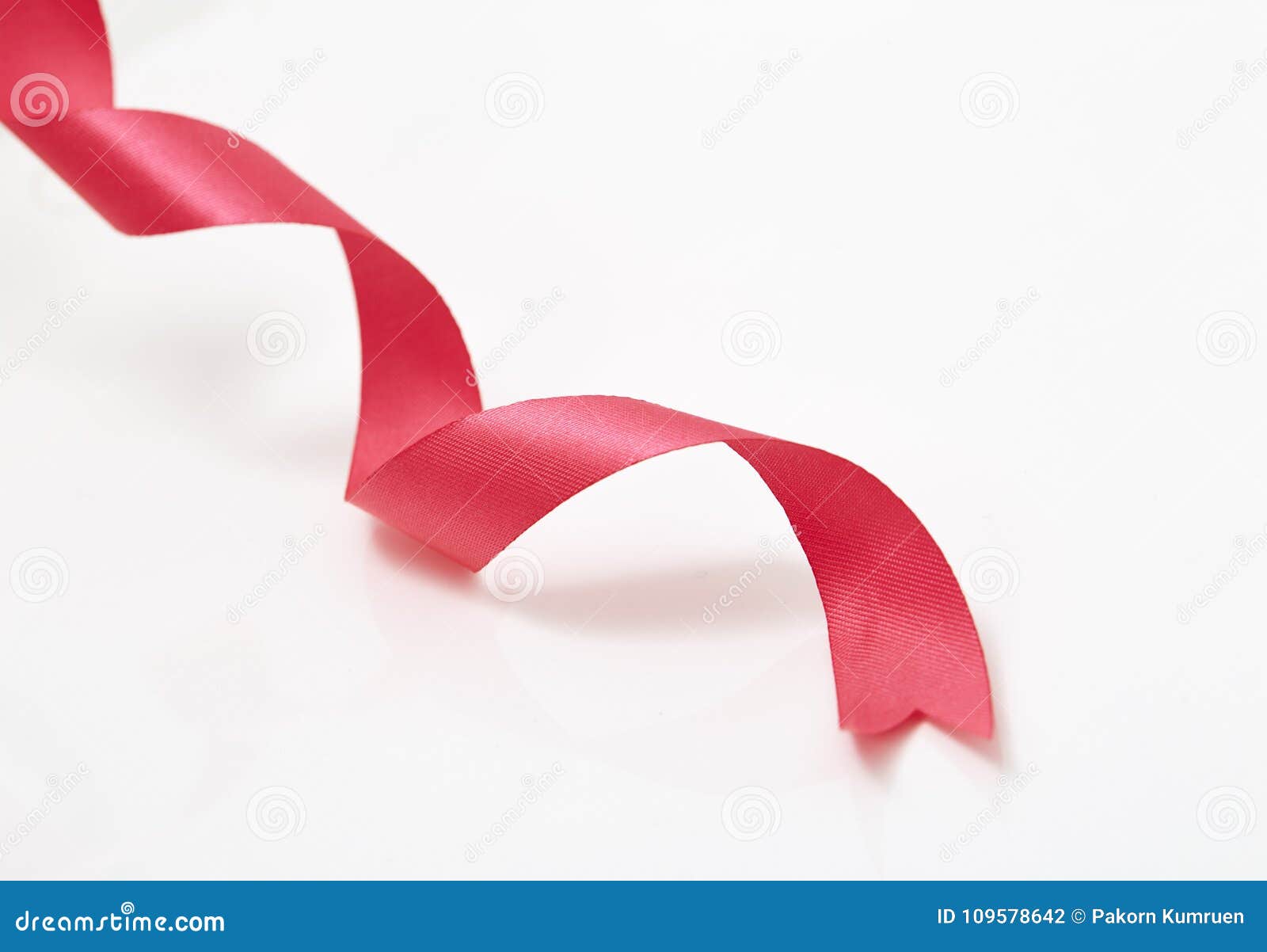 Rood krullend lint op wit stock foto. Image of kleur - 109578642