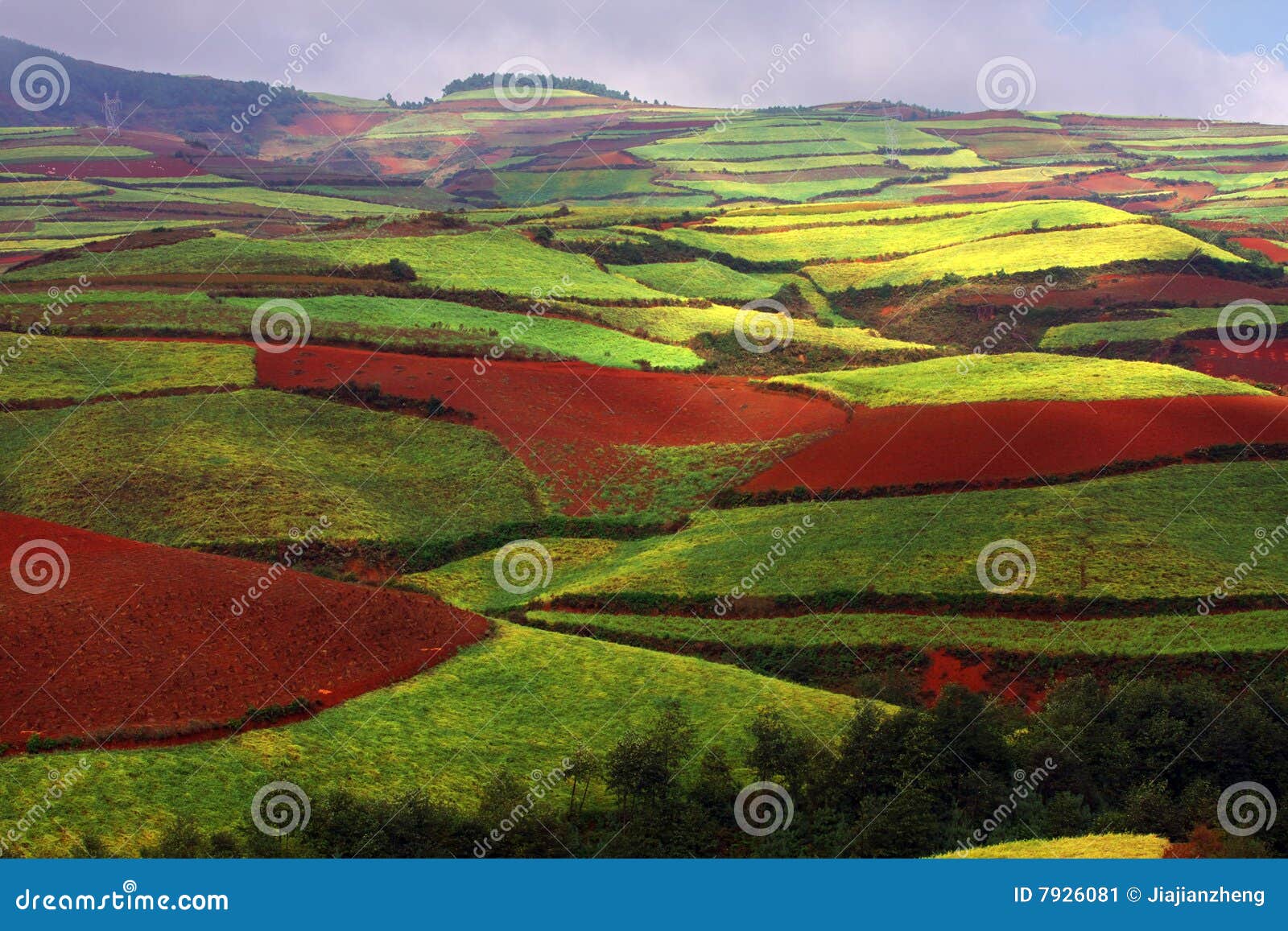 Rood land stock afbeelding. Image of goed, berg, landbouwbedrijf - 7926081