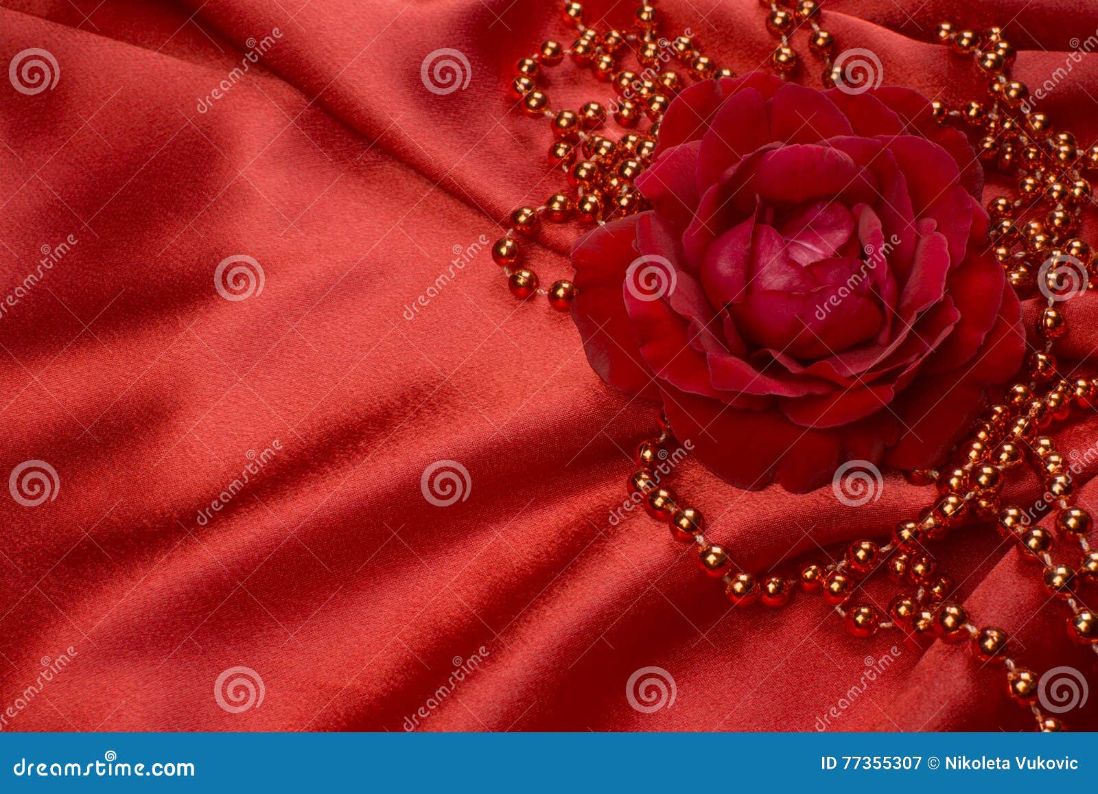 Rood Nam En Parels Op Satijn Toe Stock Afbeelding - Image of ...