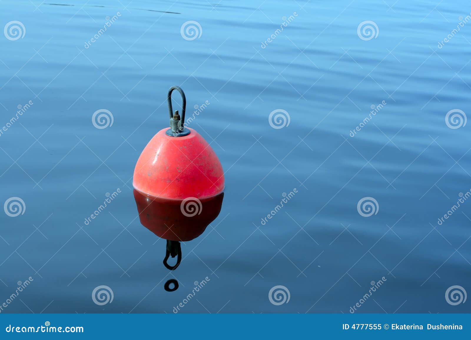 Rood-oranje Boei in Het Blauwe Water Stock Afbeelding - Image of ...