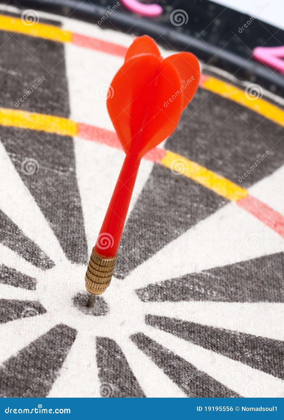 Rood Pijltje Dat Het Doel Raakt Stock Foto - Image of doel, cirkels ...